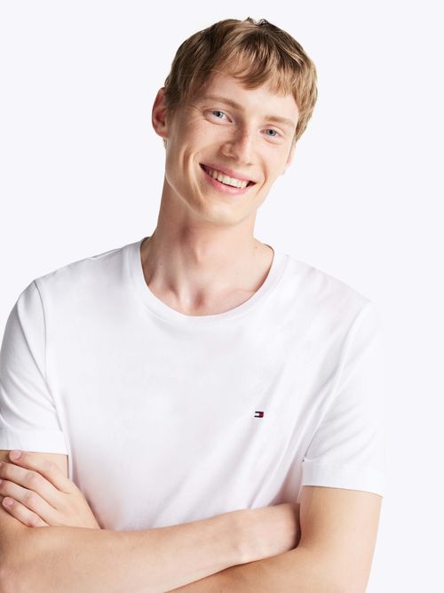 Playera de cuello redondo con logo bordado de hombre Tommy Hilfiger ...