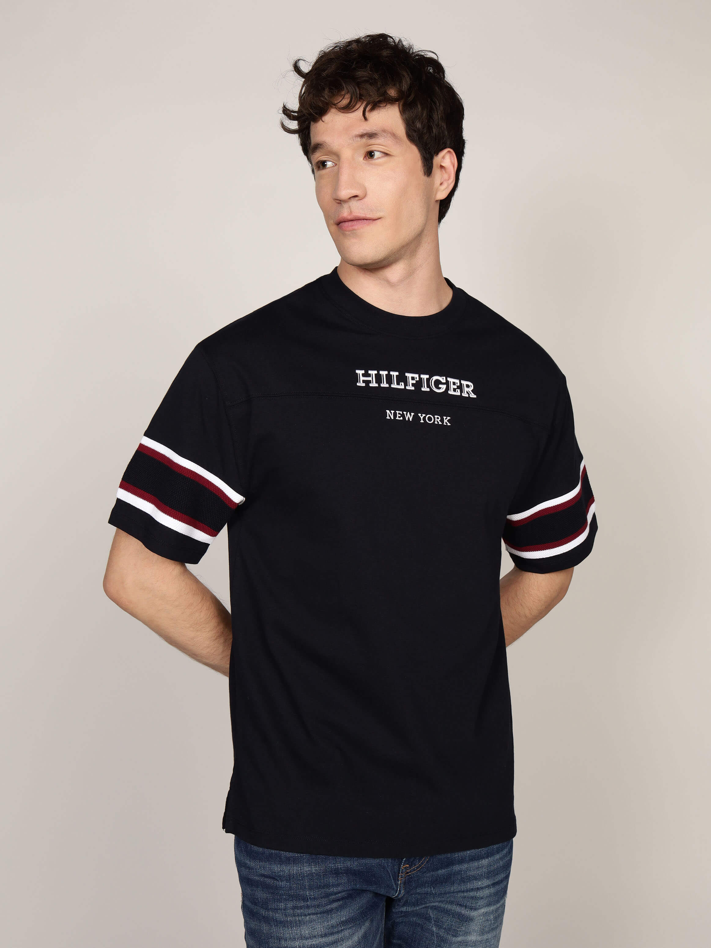 Playera con Corte Oversized con Logo bordado Relieve de Hombre Tommy ...