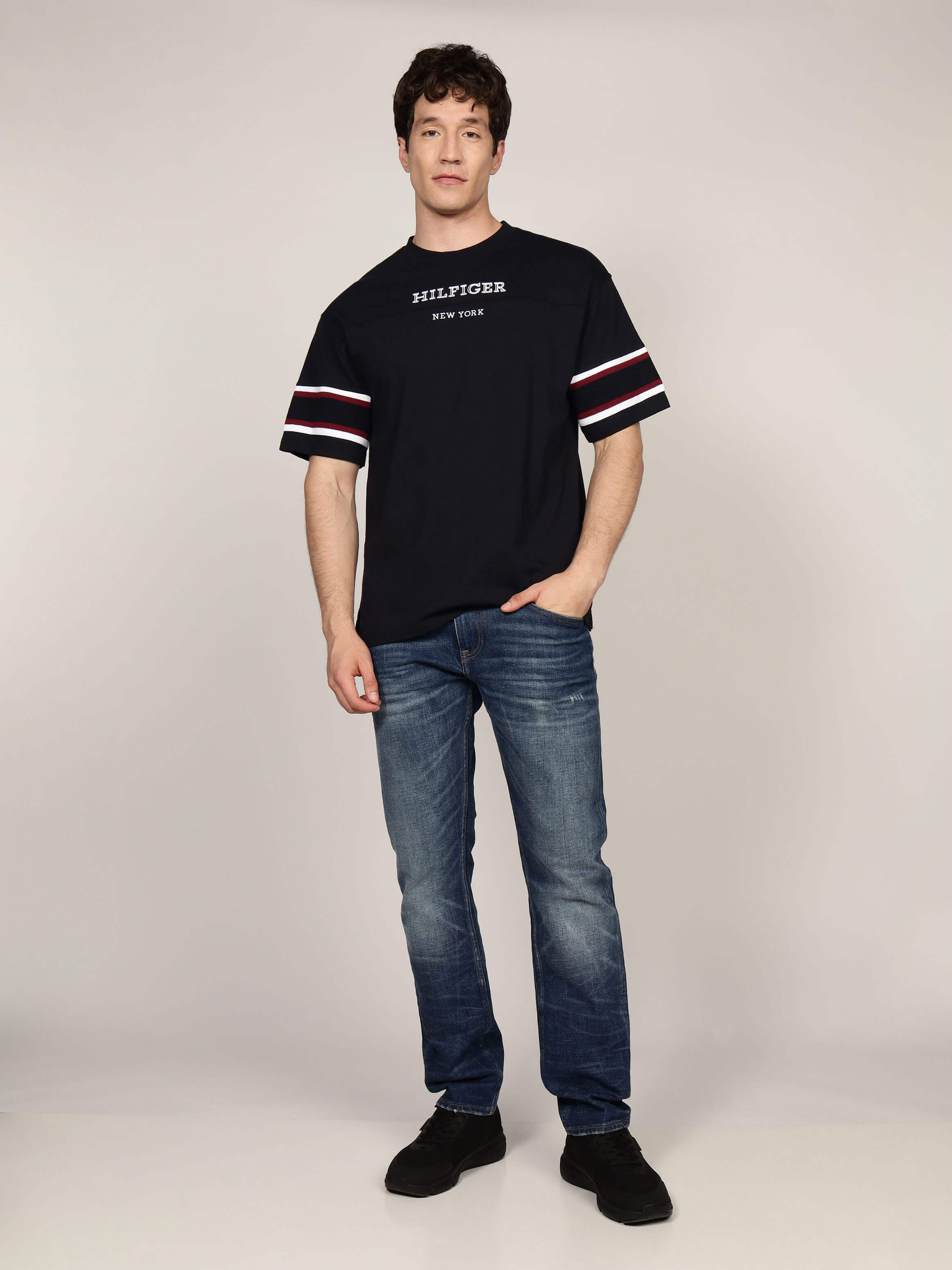 Playera con Corte Oversized con Logo bordado Relieve de Hombre Tommy ...